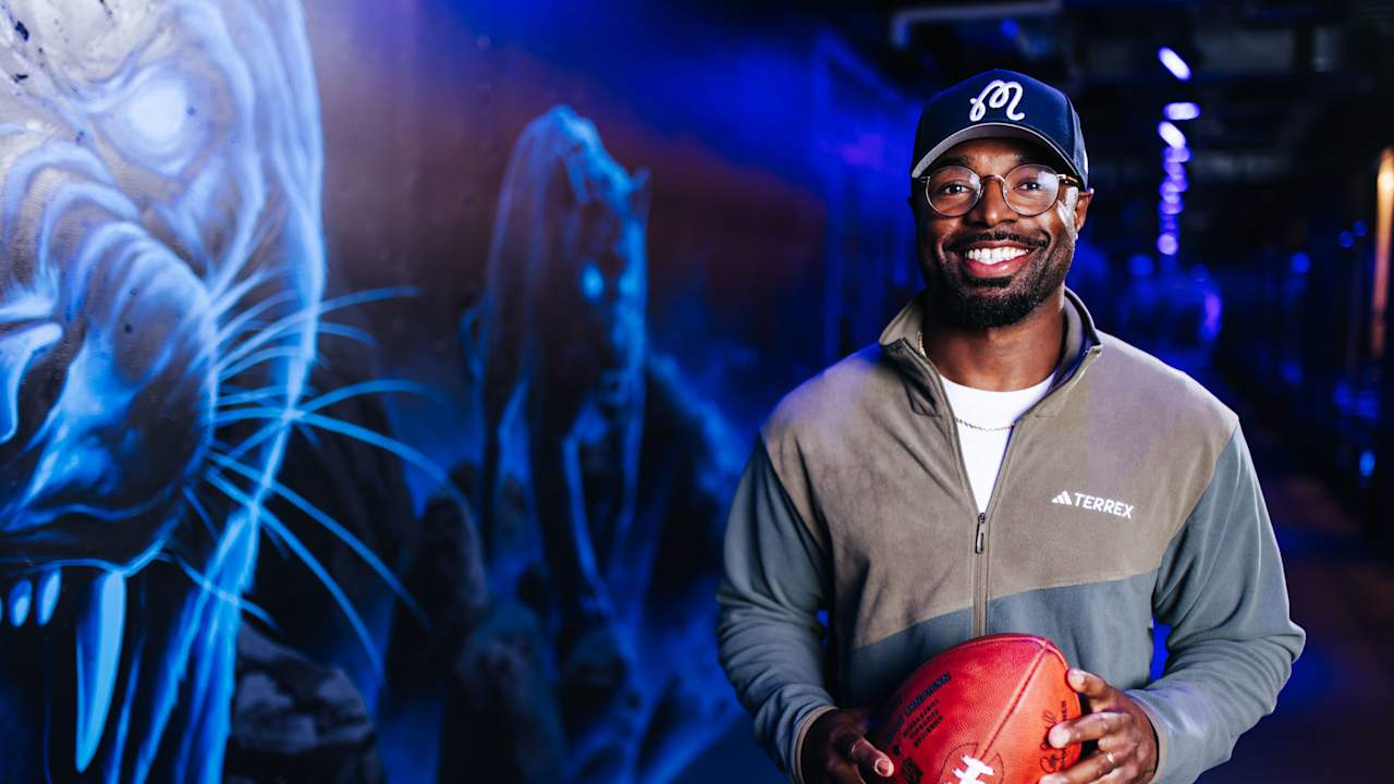 PHOTOS: Nick Scott officially re-signs with the Panthers