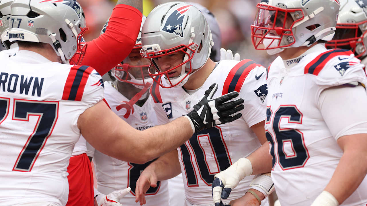Drake Maye scurries into the end zone on the QB draw