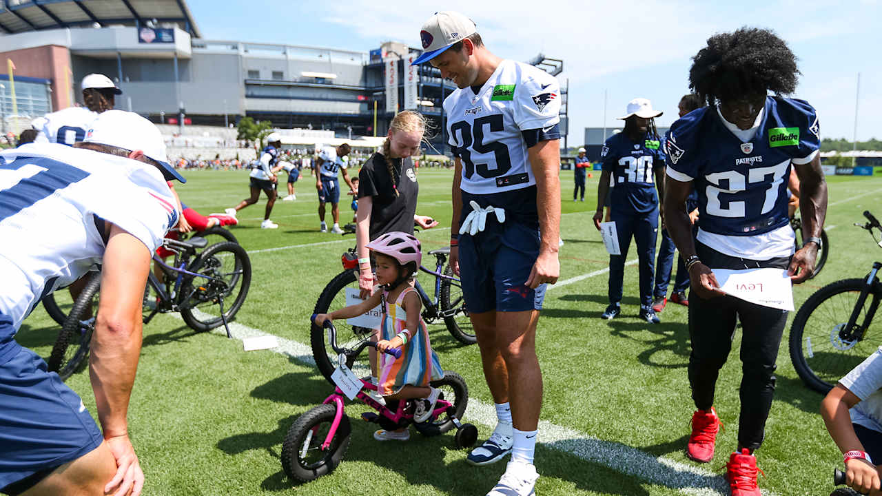 Hunter Henry, Stefon Diggs, and teammates participate as Patriots ...