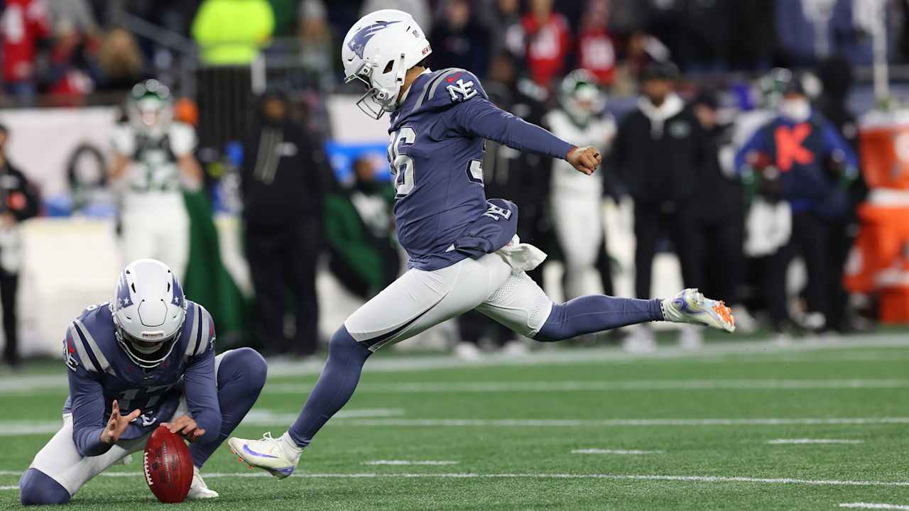 Andy Borregales drains a 44-yard FG to extend Pats' lead to 24-14 vs. Jets