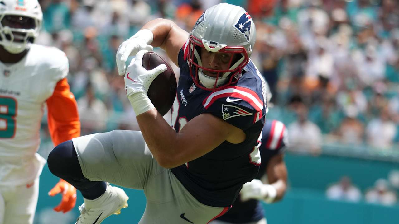 Austin Hooper leaps for 22-yard sideline catch