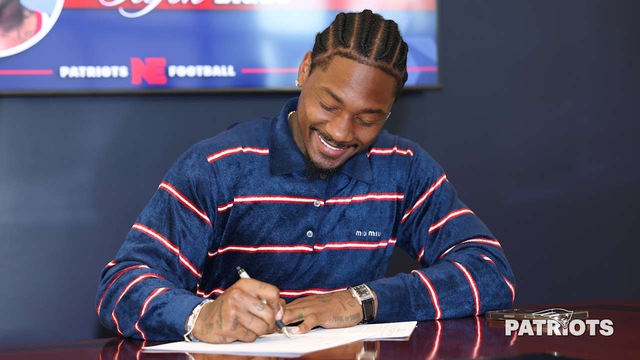 Photos: Patriots 2025 Free Agents Sign Their Contracts