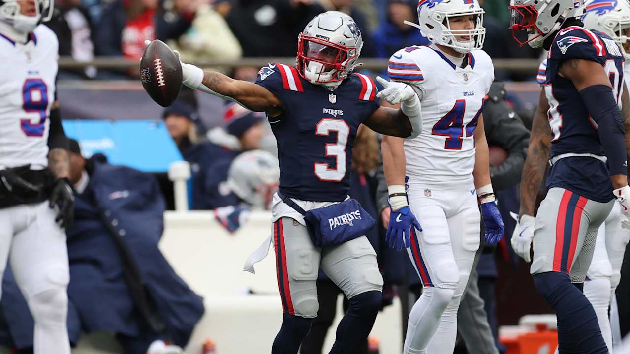 Joe Milton III zips pass to Demario Douglas for 12 yards