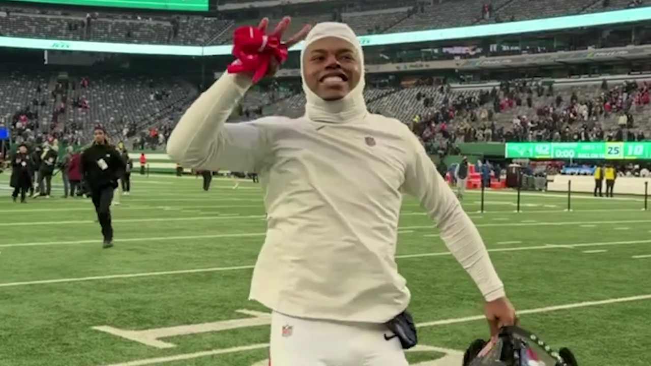 Patriots Celebrate Win Over the Jets Coming Off the Field | Win Cam