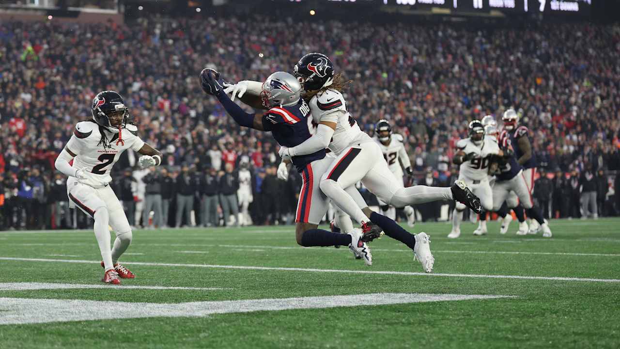 Diggs snags a TD pass under pressure to give the Patriots a two-score lead