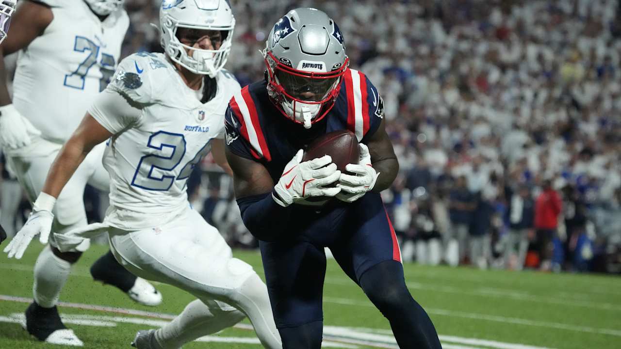 Stefon Diggs shows off his toe-drag swag yet again on 10-yard reception