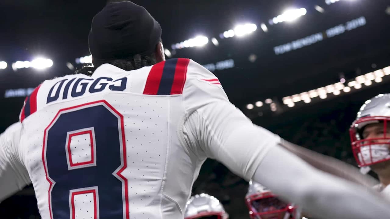 Stefon Diggs Leads the Team Huddle Ahead of Saints Game | Pregame