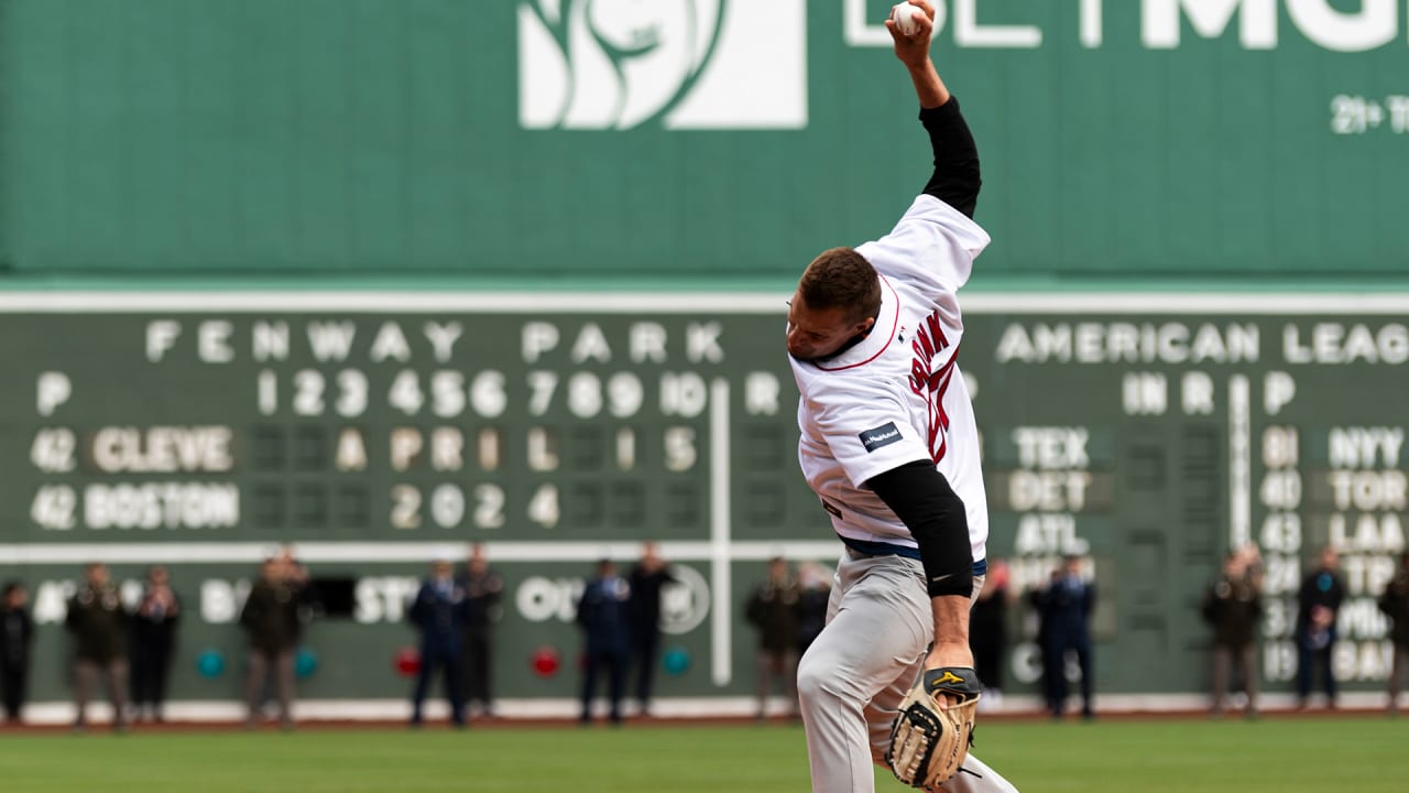 Rob Gronkowski delivers epic 'Gronk Spikes' on Boston Marathon, Fenway ...