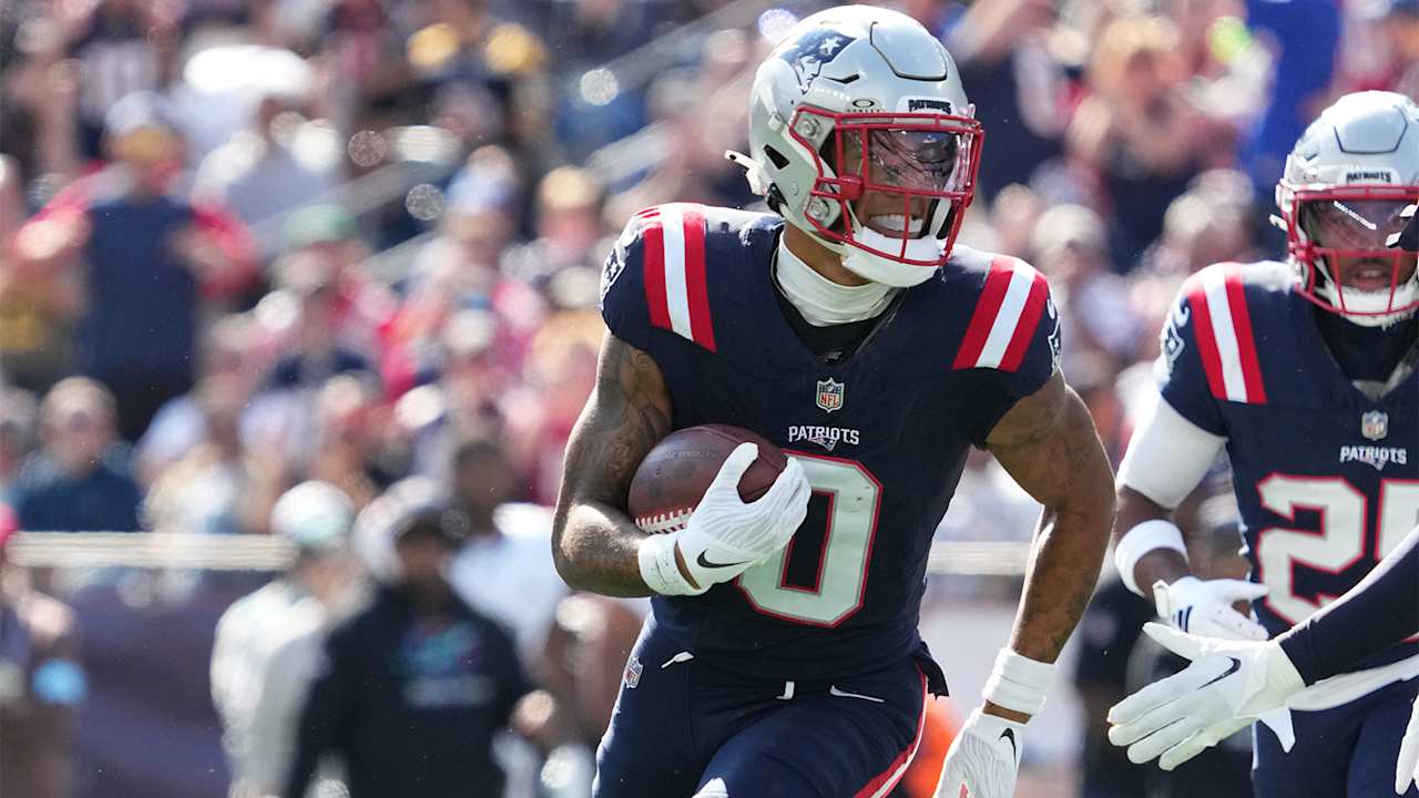 Christian Gonzalez intercepts 7-yard pass by Tyler Huntley, intended ...