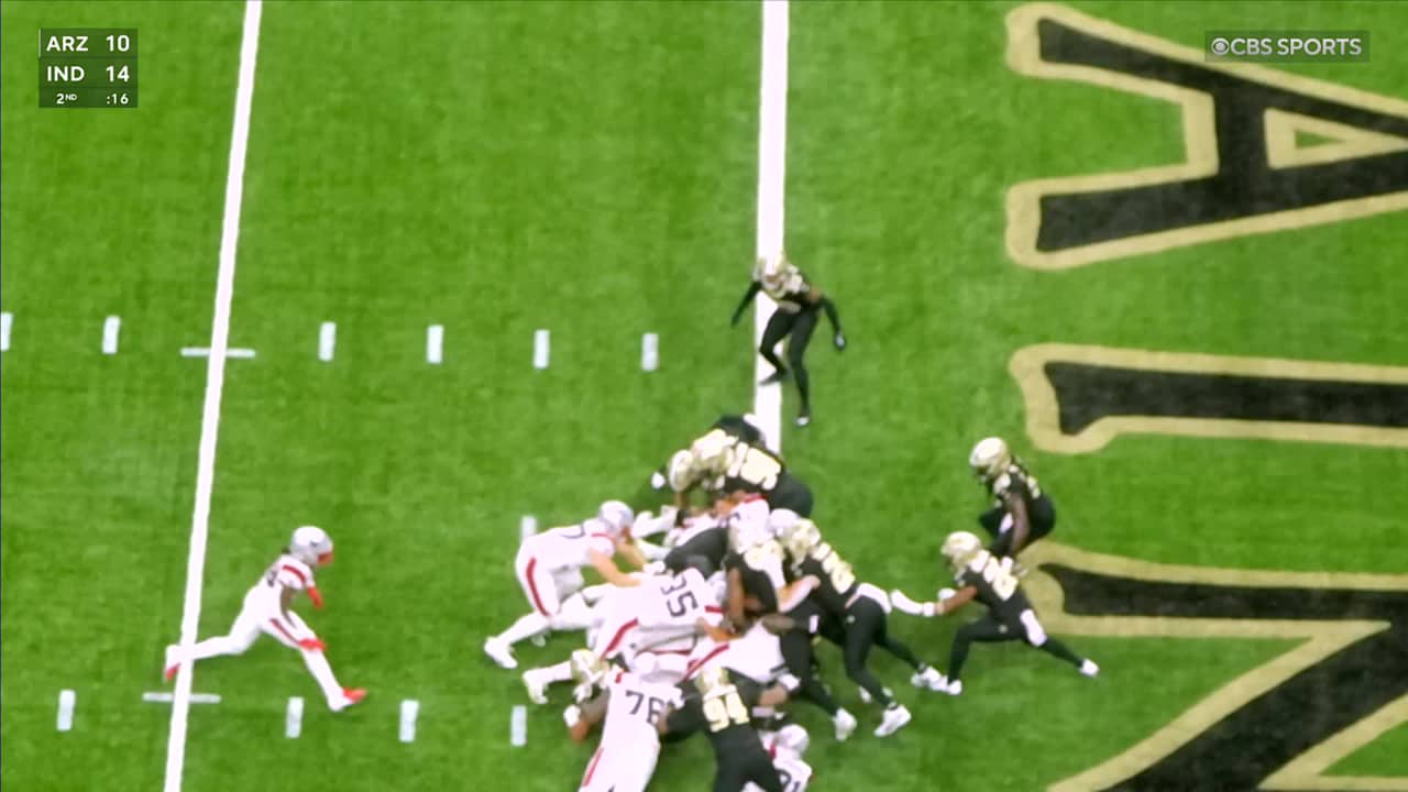 Drake Maye runs a tush-push for a successful two-point conversion