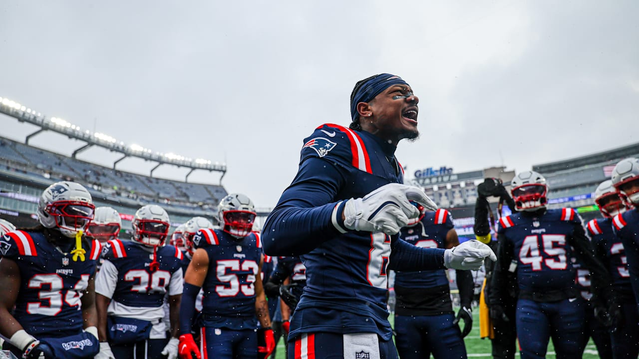 Stefon Diggs Leads the Team Huddle | Week 15 Pregame