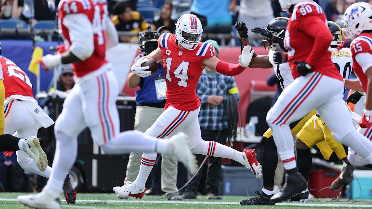 Robert Spillane intercepts the Aaron Rodgers pass vs. Pittsburgh Steelers