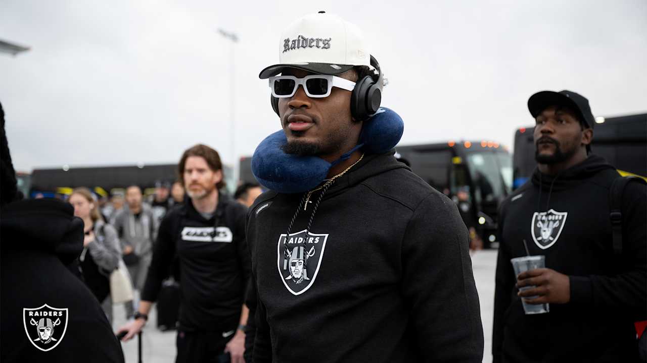 Photos: Raiders depart for Week 9 against the Cincinnati Bengals