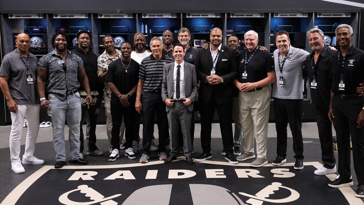 Mentalist Oz Pearlman astonishes Raiders Alumni with a special performance