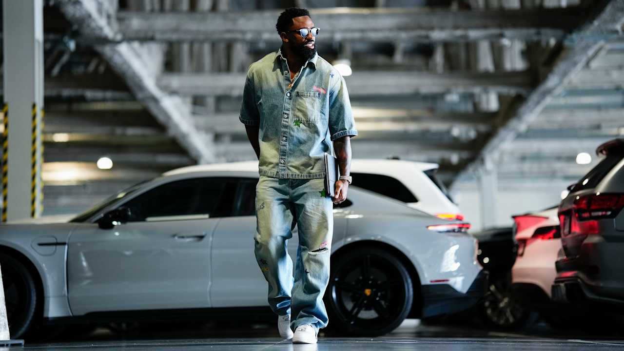 Las Vegas Raiders arrive at Allegiant Stadium for Week 4 against the ...