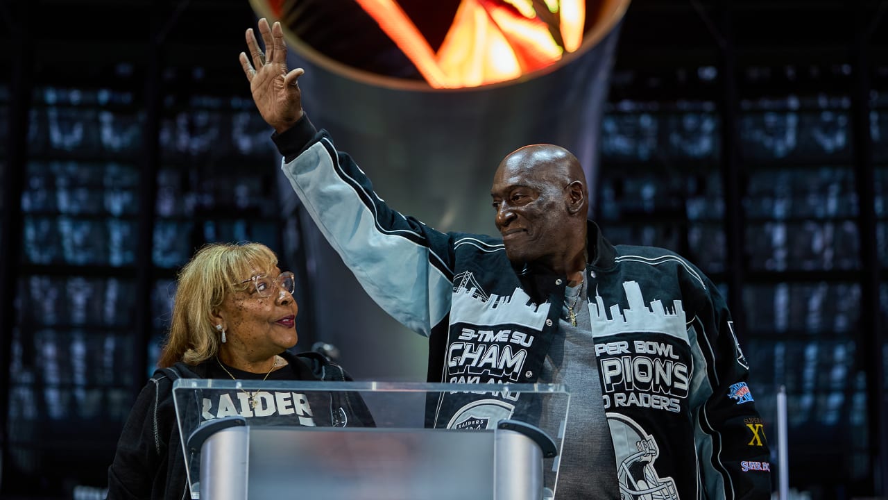 Reggie Kinlaw rekindles memories of being anchor for the Silver and Black
