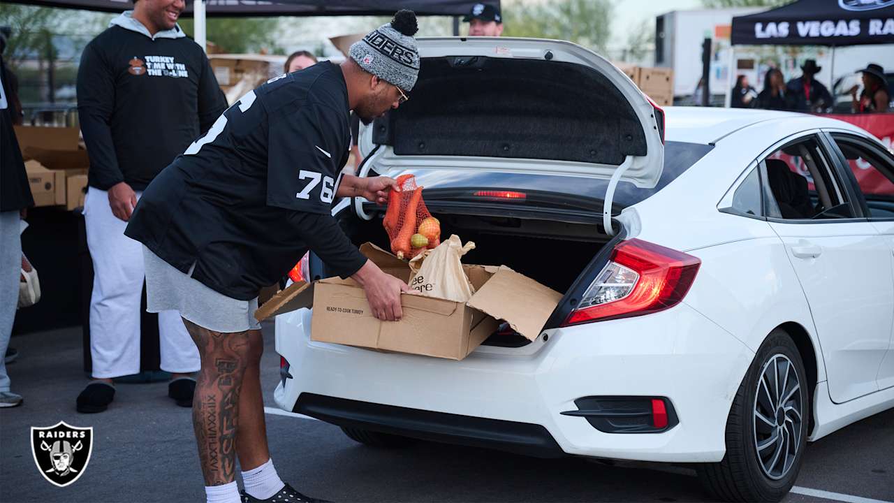 'Turkey time!': Raiders' O-line hands out Thanksgiving meals at ...