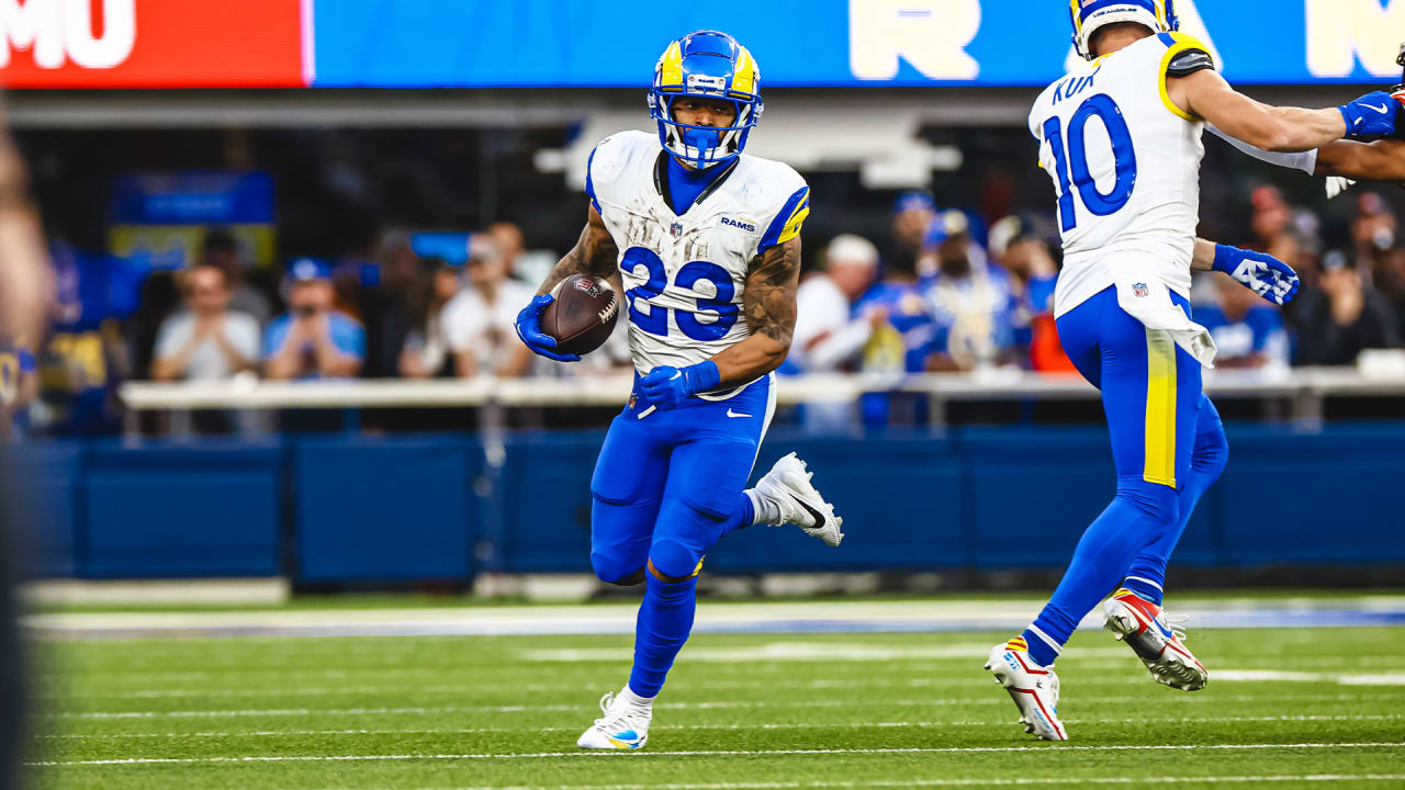 Los Angeles Rams running back Kyren Williams breaks off an 18-yard run ...