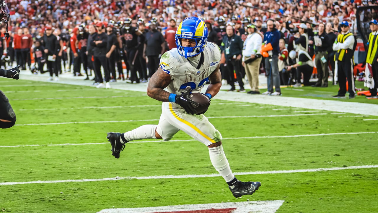Los Angeles Rams Kyren Williams catches a ball in the flat & runs into ...