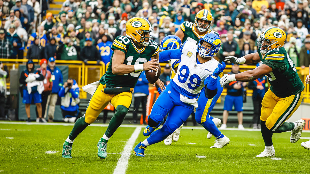 Los Angeles Rams defensive lineman Aaron Donald's red zone sack forces ...