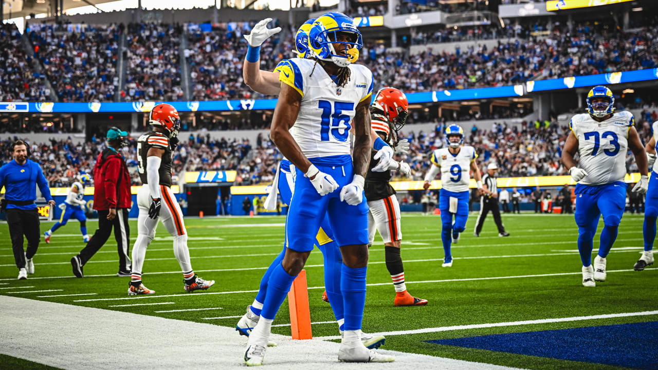 Los Angeles Rams quarterback Matthew Stafford dots wide receiver ...