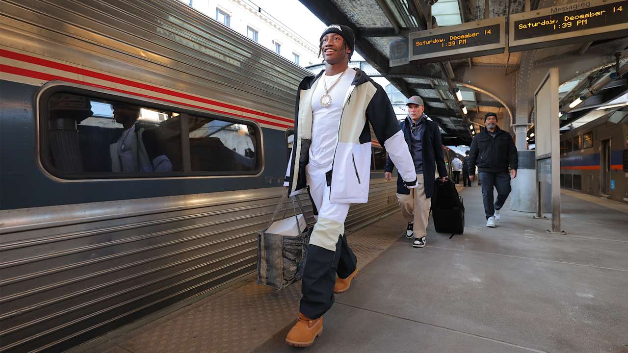 Photos: Ravens Take Train to New York