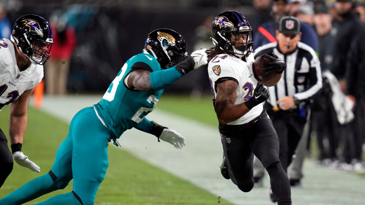 Keaton Mitchell Takes Swing Pass for 18 Yards | Ravens-Jaguars ...