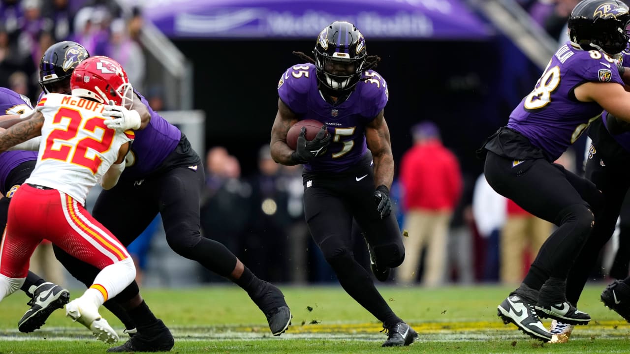 Gus Edwards Makes Catch And Run for 16 Yards | Ravens-Chiefs Highlights ...