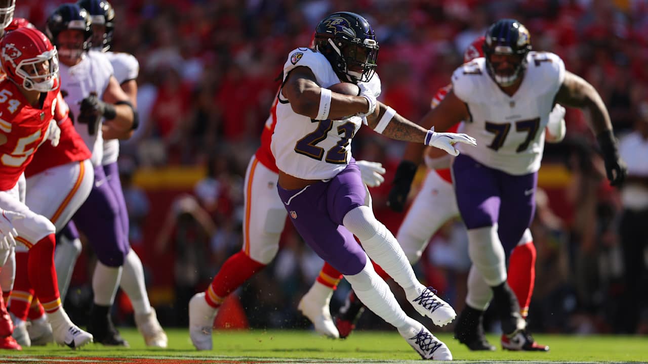 Derrick Henry Picks Up First Down | Game Highlight