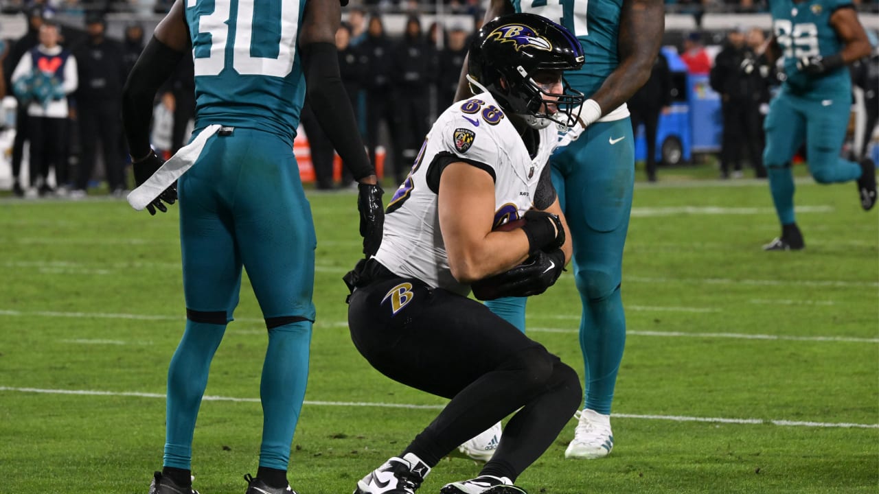 Lamar Jackson Shows Off Lightning Quick Release on Strike to Charlie ...