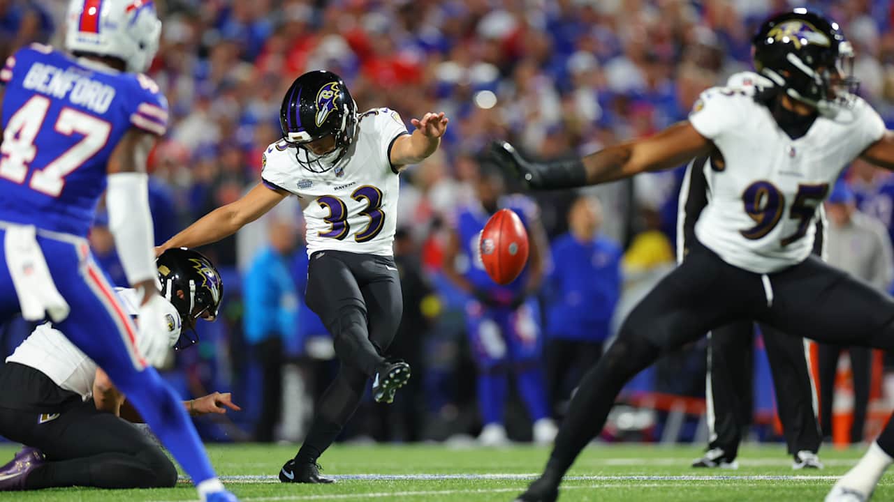 Tyler Loop Drills First Career Field Goal Attempt | Game Highlight