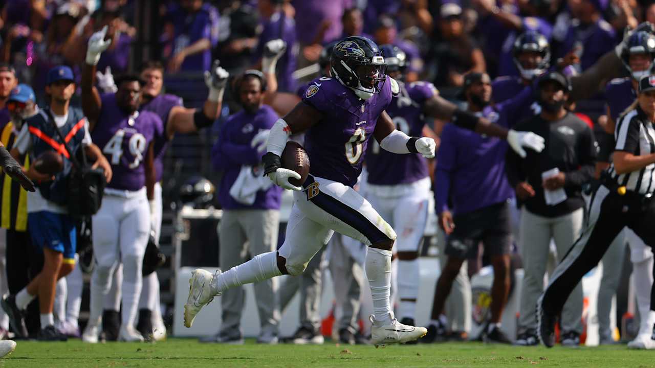 Roquan Smith Hits Pay Dirt on 63-yard Scoop-and-Score | Game Highlight