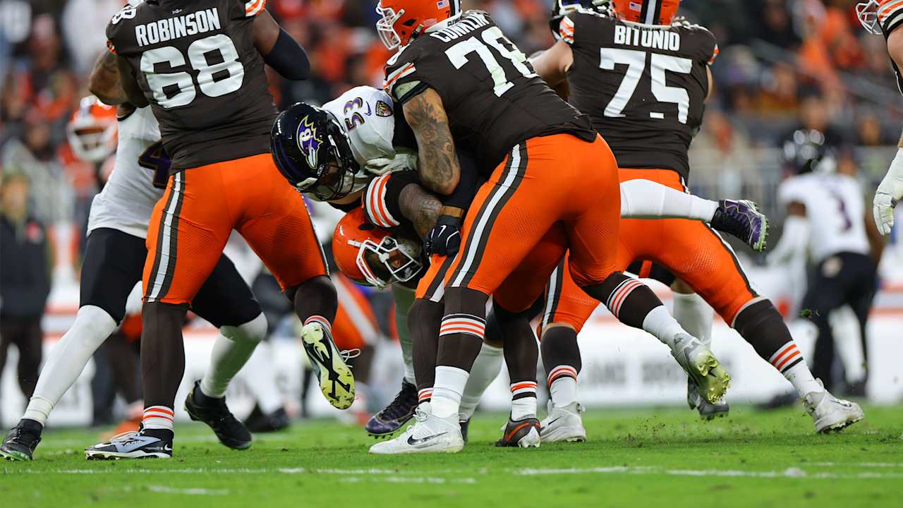 Kyle Van Noy Sacks Dillon Gabriel to Force Third-and-Long | Game Highlight