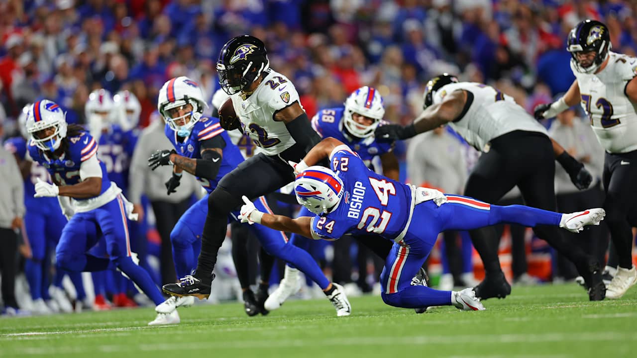 Derrick Henry Shoves Down Defender for 30-yard Touchdown | Game Highlight