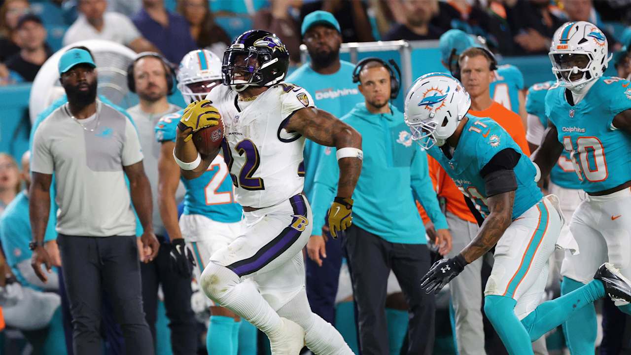 Derrick Henry Breaks Loose for 35-Yard Gain | Game Highlight