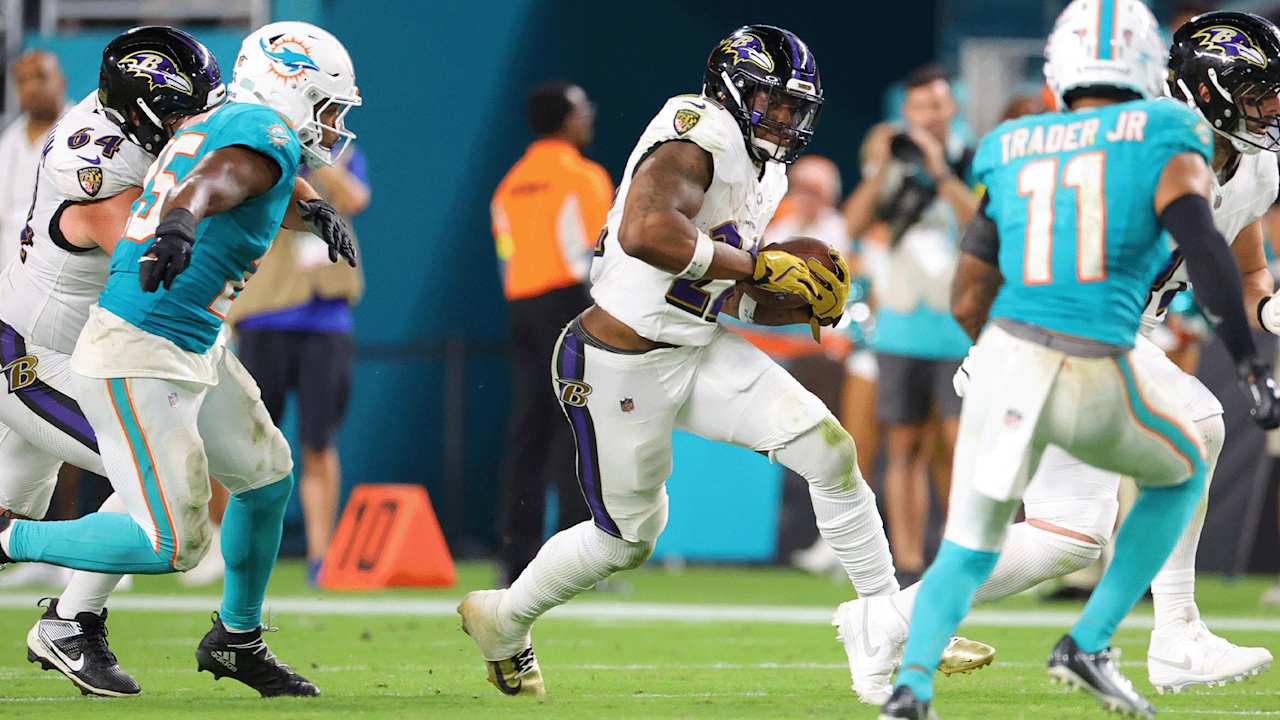 Derrick Henry Finds a Crease for 19-Yard Gain | Game Highlight