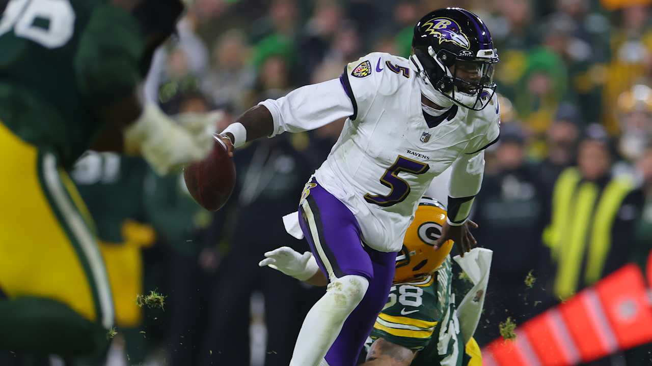Lamar Jackson Gifts Cheese Grater Hat to Tyler Huntley After Defeating ...