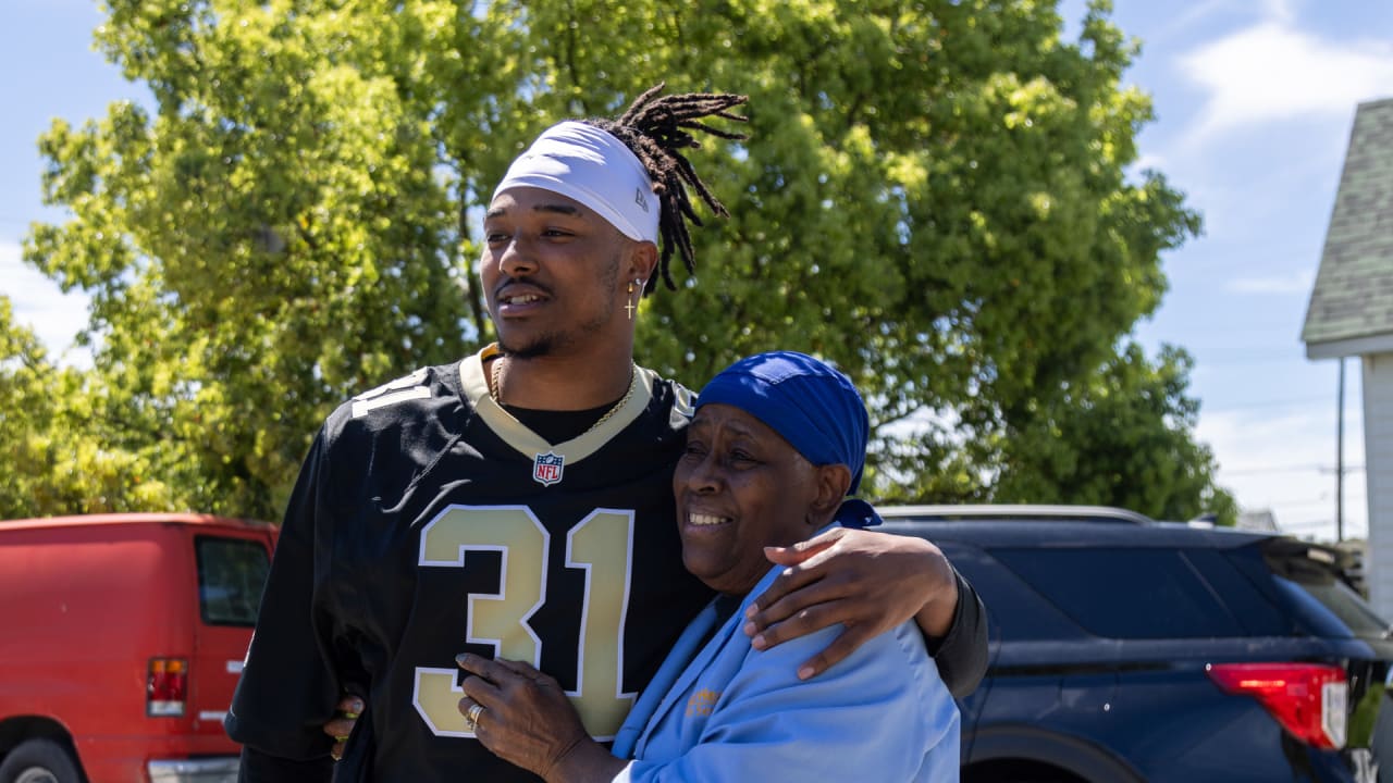 Photos: Jordan Howden participates in local volunteer project with ...