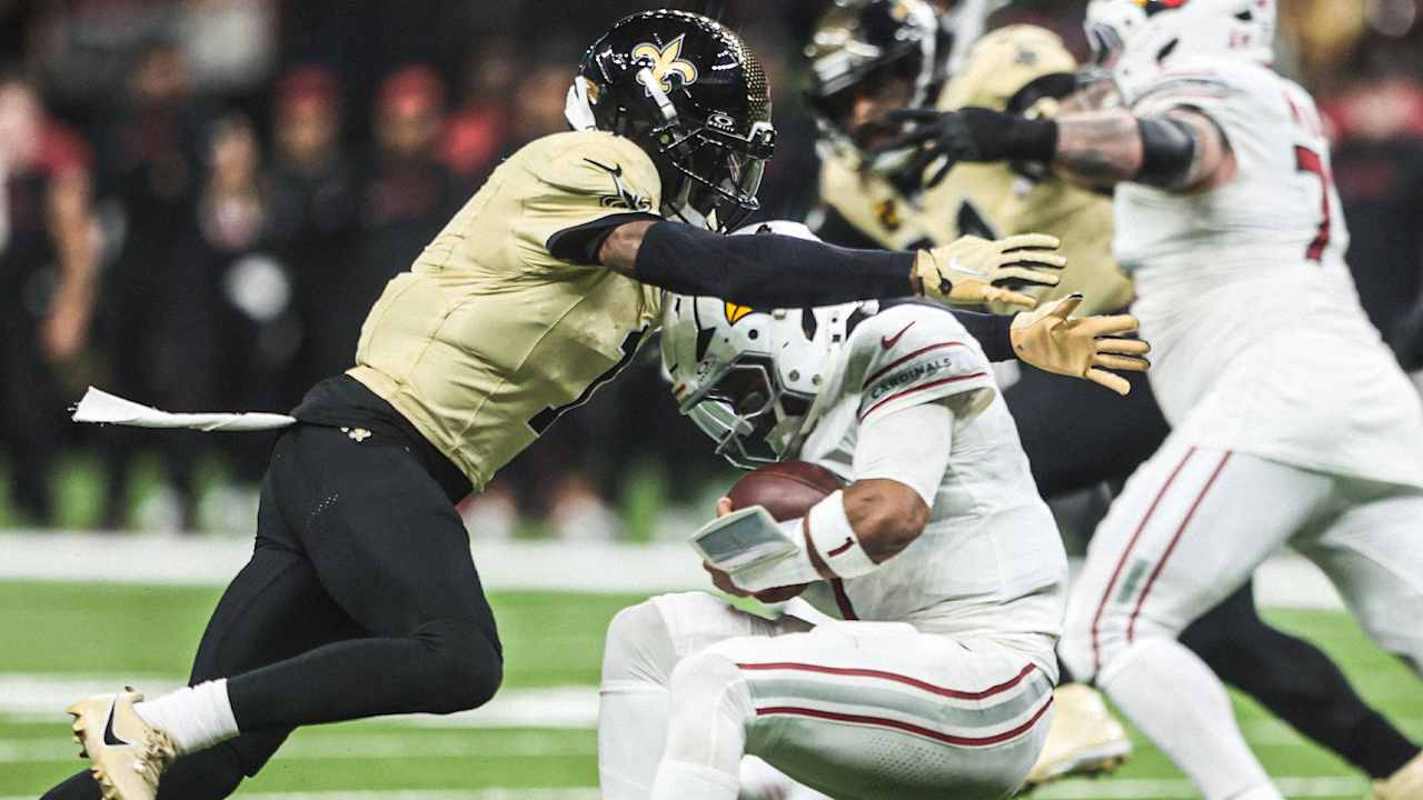 Safety blitz sack! Alontae Taylor untouched drosp Murray for 15-yard sack