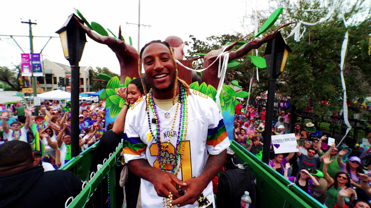 WATCH: Saints players ride in Tucks Mardi Gras parade