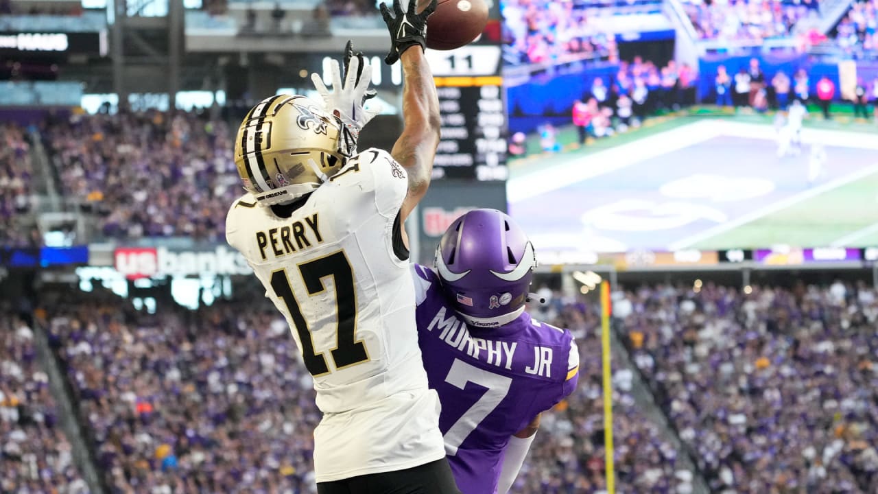 Jameis Winston goes way across the field on TD pass to A.T. Perry