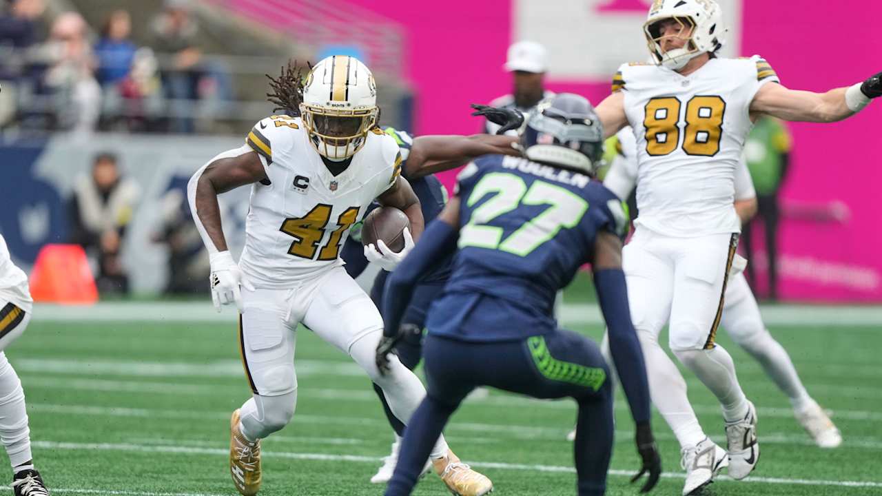 Saints QB Rattler flicks it to Kamara for 14 yards vs. Seattle
