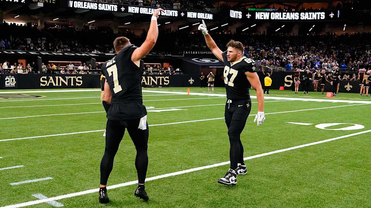 Saints QB Taysom Hill and TE Foster Moreau lead pregame chant vs. Giants