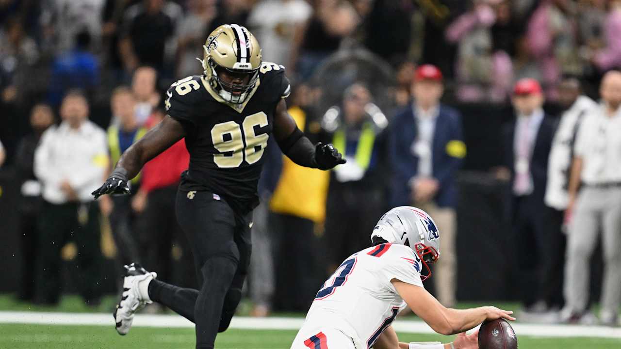Saints defense swarms Pats QB Drake Maye on fumbled snap