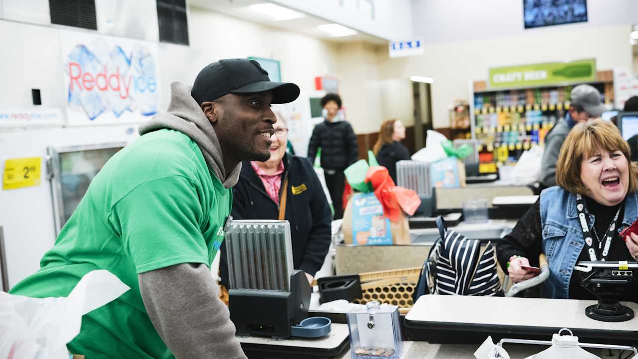 Derick Hall Gives Back To Mississippi In Turkey Drive