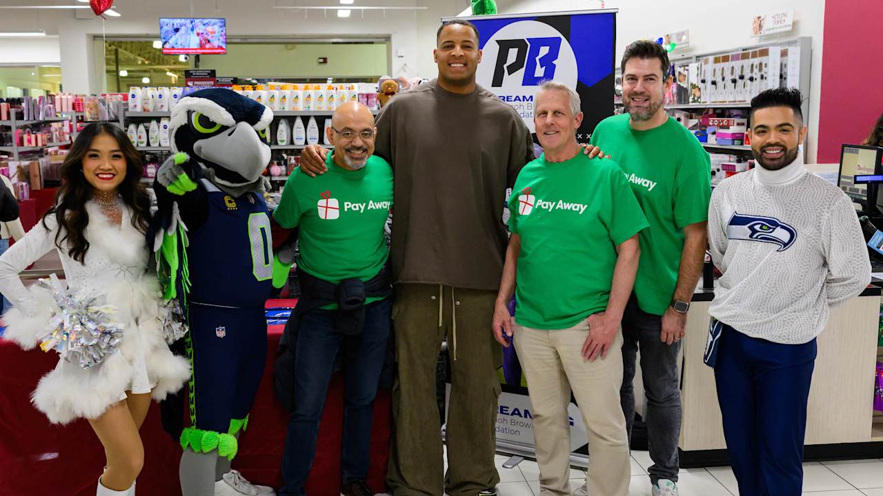 PHOTOS: Pharaoh Brown Hosts Holiday Shopping Spree