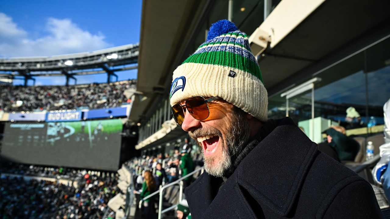 PHOTOS: Joel McHale, Peter Weber and Other Celebrity 12s Attend the ...