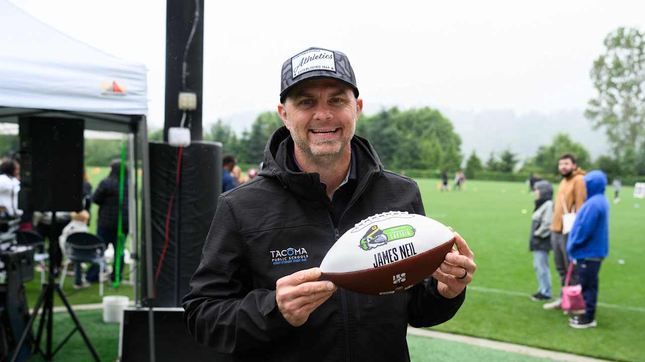 PHOTOS: Seahawks and Delta Air Lines Award Tacoma Public Schools ...