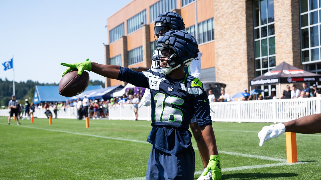 Tyler Lockett Makes Spectacular Catch For A Touchdown During Day 3 Of ...