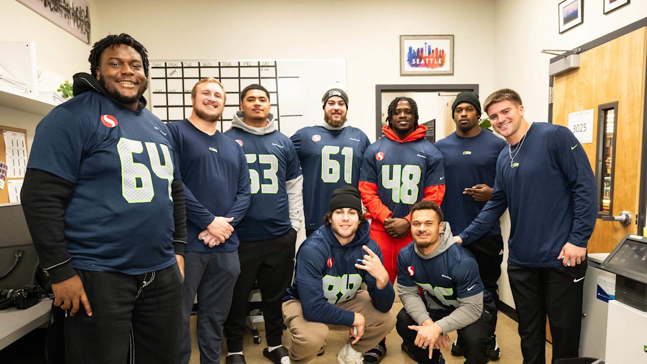 PHOTOS: Seahawks Rookies Team Up With Safeway To Participate In A ...
